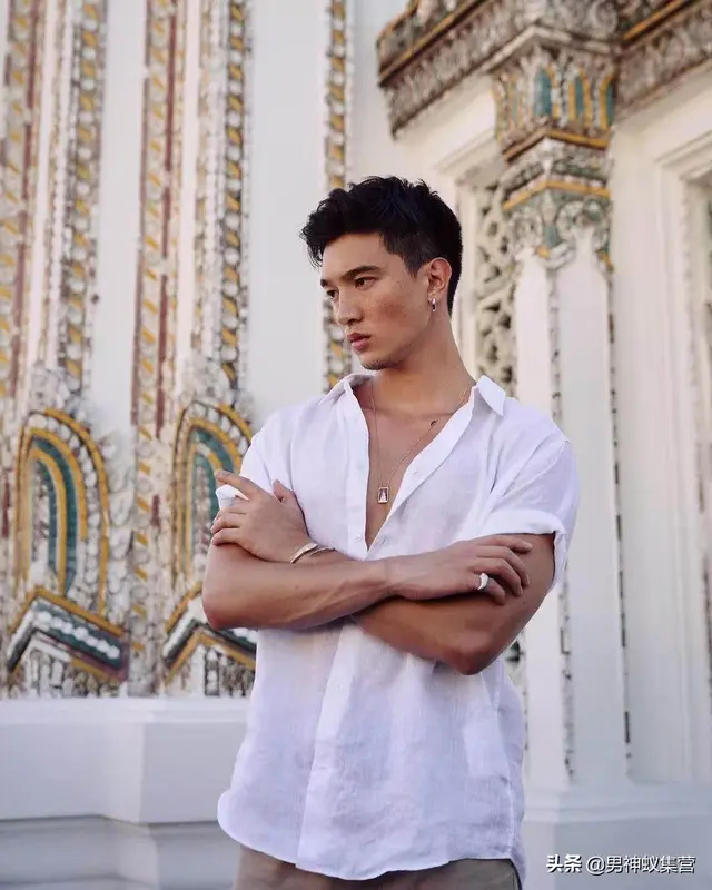 Fashionable muscular male model strikes, chest, abdominal muscles ...