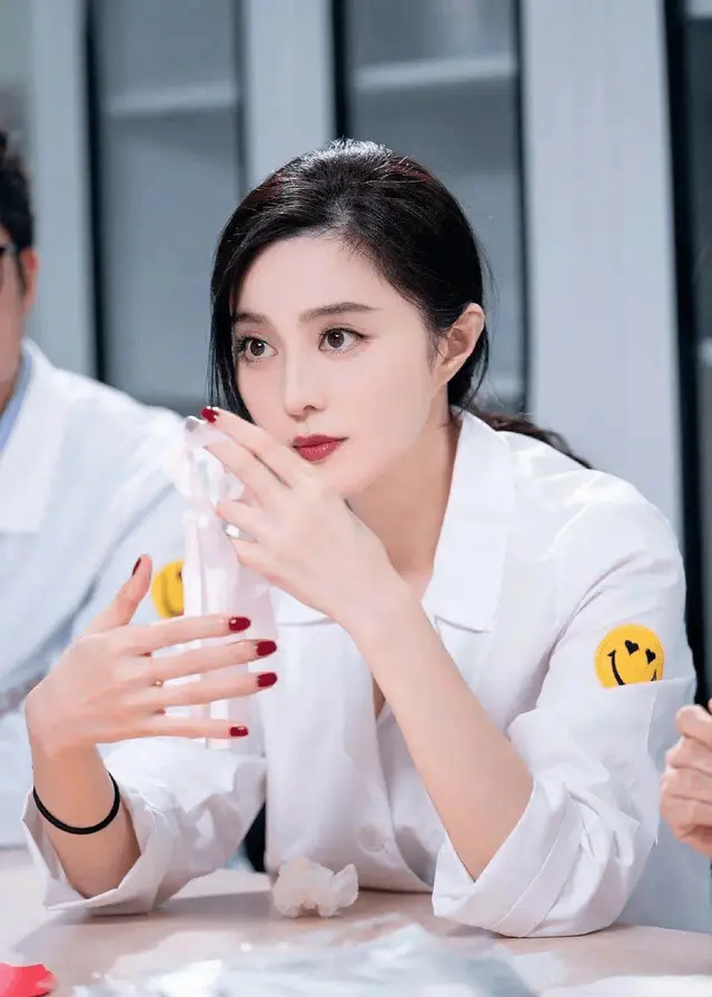 Fan Bingbing poses in the laboratory, his face is exquisite and fake ...