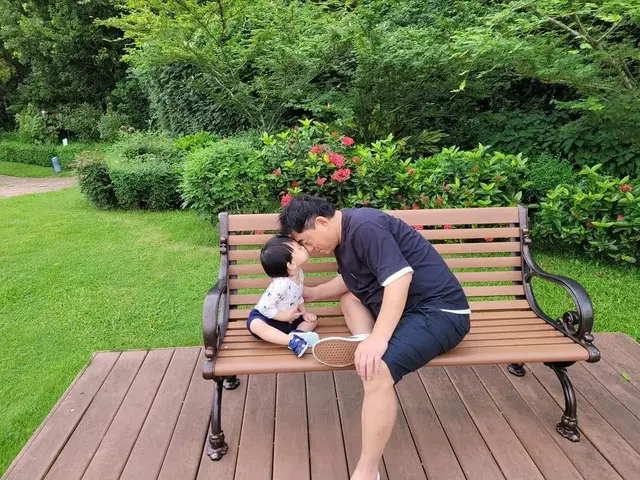 The 58-year-old singer Lu Fang shares family photos. The old lady is ...