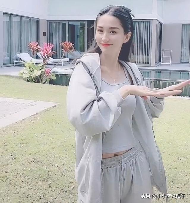 Lan Xinyan dances on the lawn of the villa, her skin is delicate and no ...