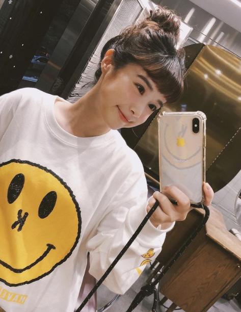 Almost 40 years old without makeup, so tender! Li Jiaying relies on ...