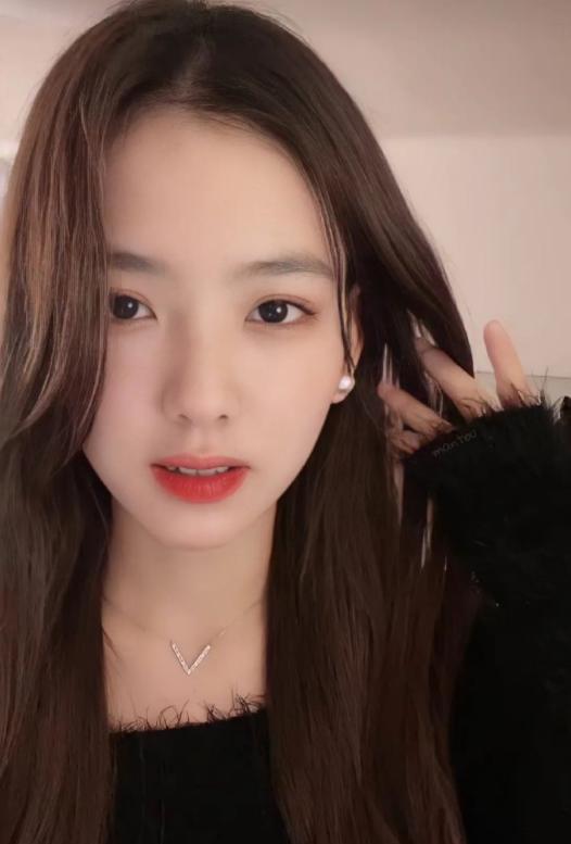 Sun Yining’s old photos were exposed, and she and the female guest of ...